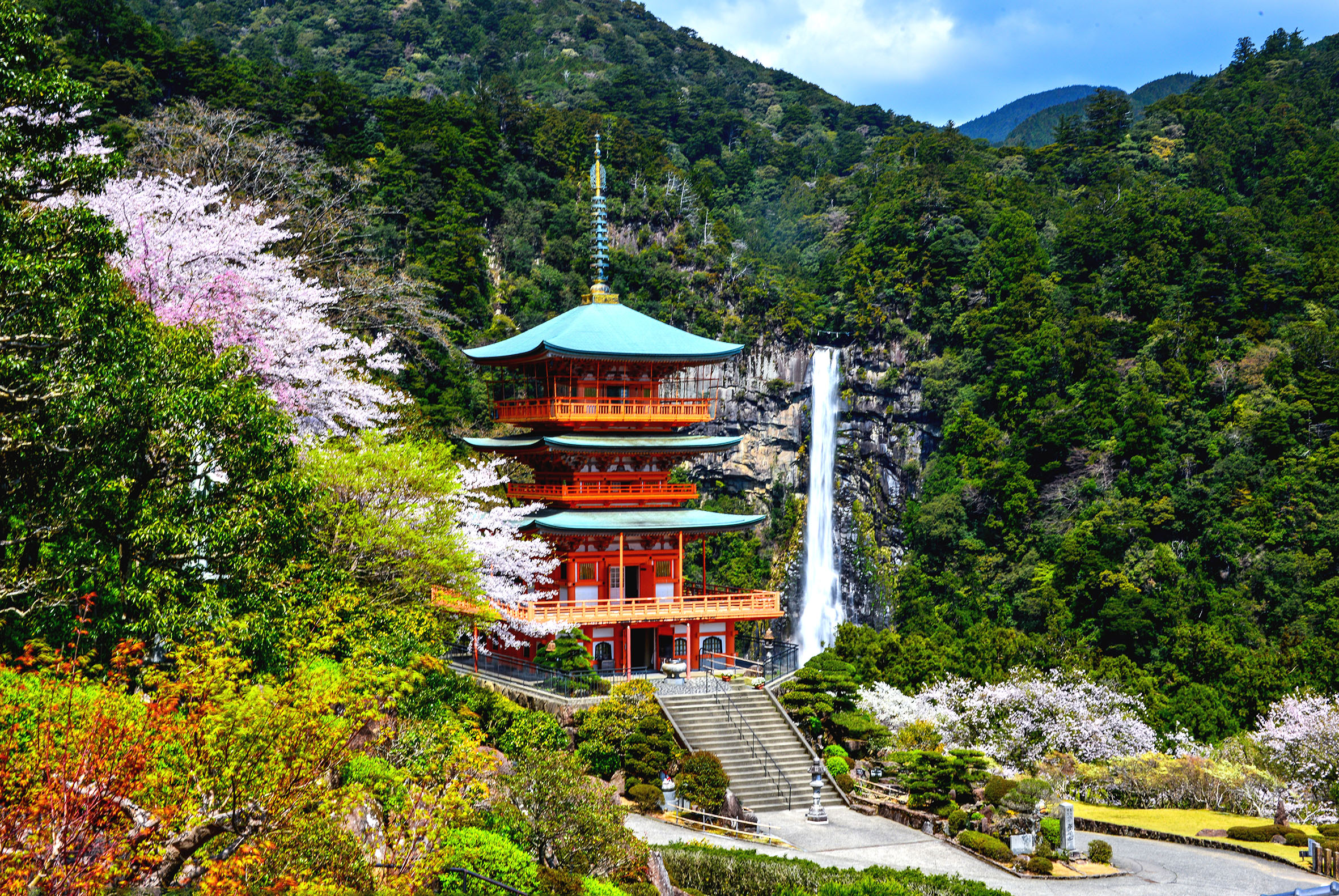 Japan’s most famous waterfall with a 133m drop (Nachi Waterfall ...