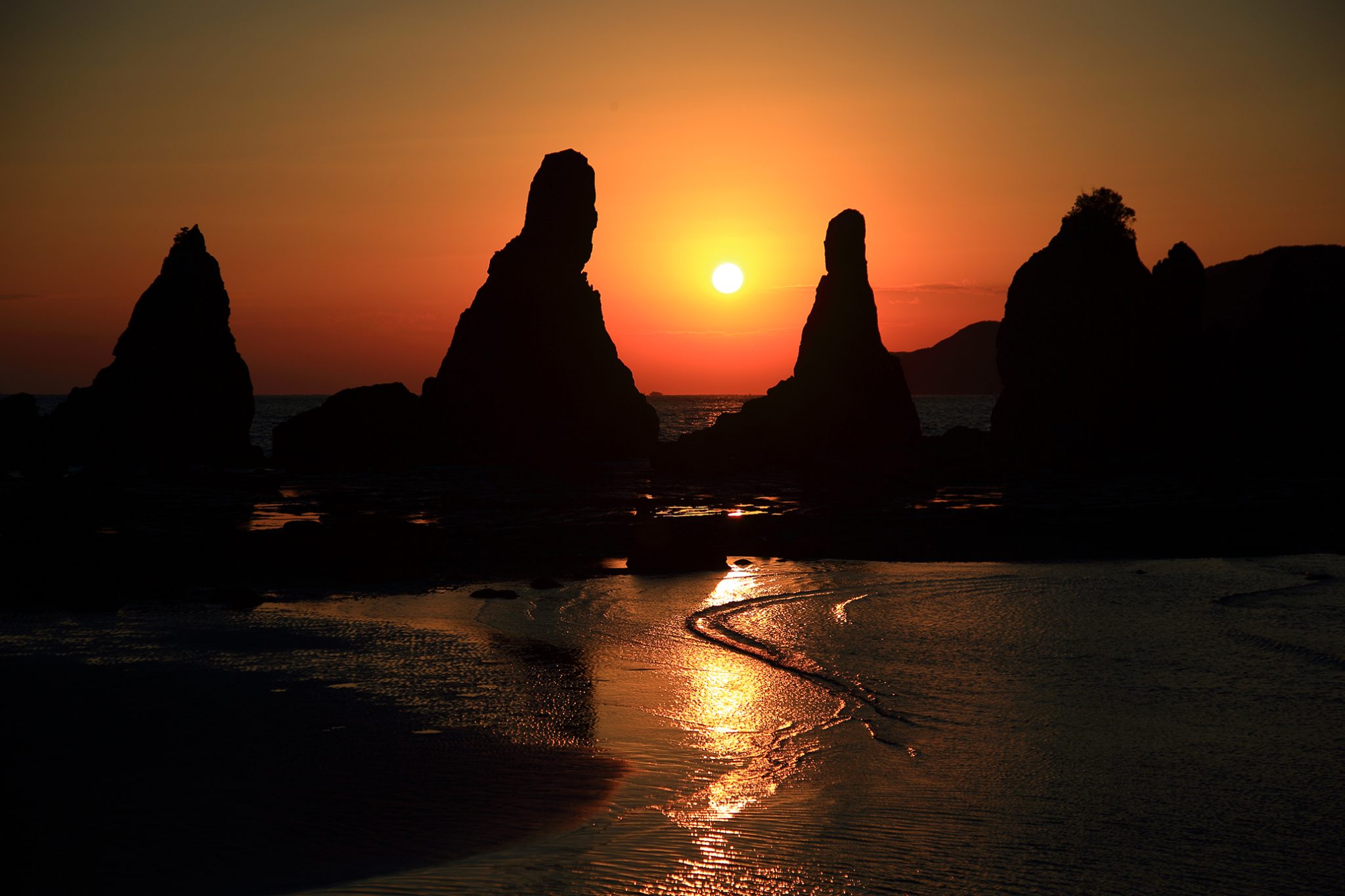 Soothed by the sunrise and sunset (The Hashigui-iwa Rocks) | Nanki ...
